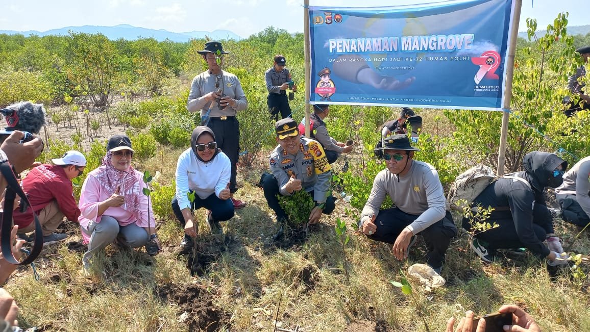Humas Polda NTB Tanam Ribuan Bibit Mangrove di Pantai Cemara